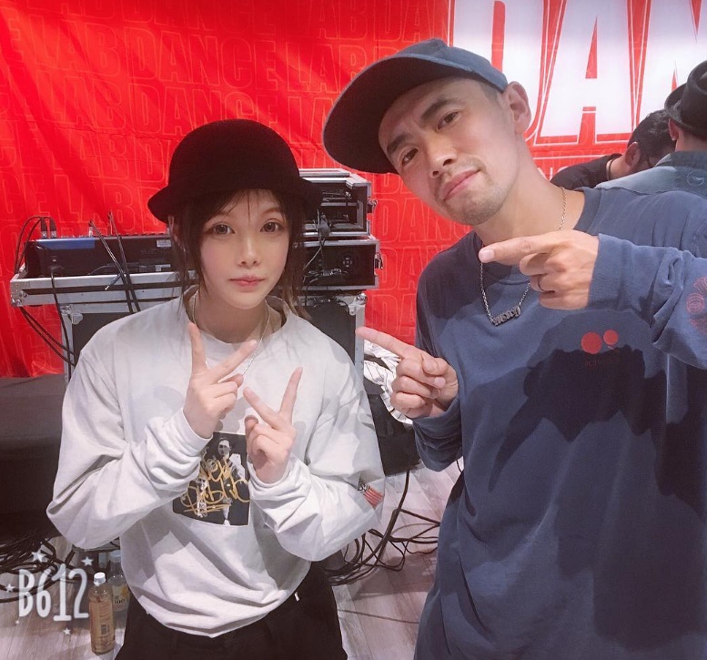 [盛山ｺﾗﾎﾞ]中国の人形系ﾀﾞﾝｻｰbarbin.illi ﾊﾞｯｸの銀ｼﾞｬｹｯﾄ男性は誰？BGMなどまとめ - 機械屋さんの「気になる」